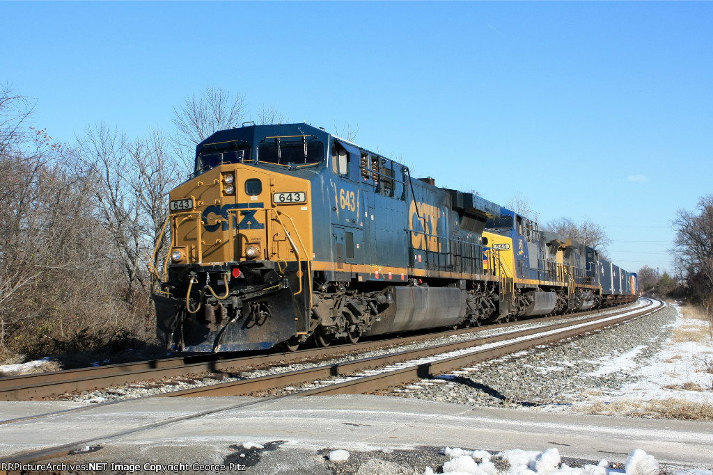 CSX 643 and train Q033